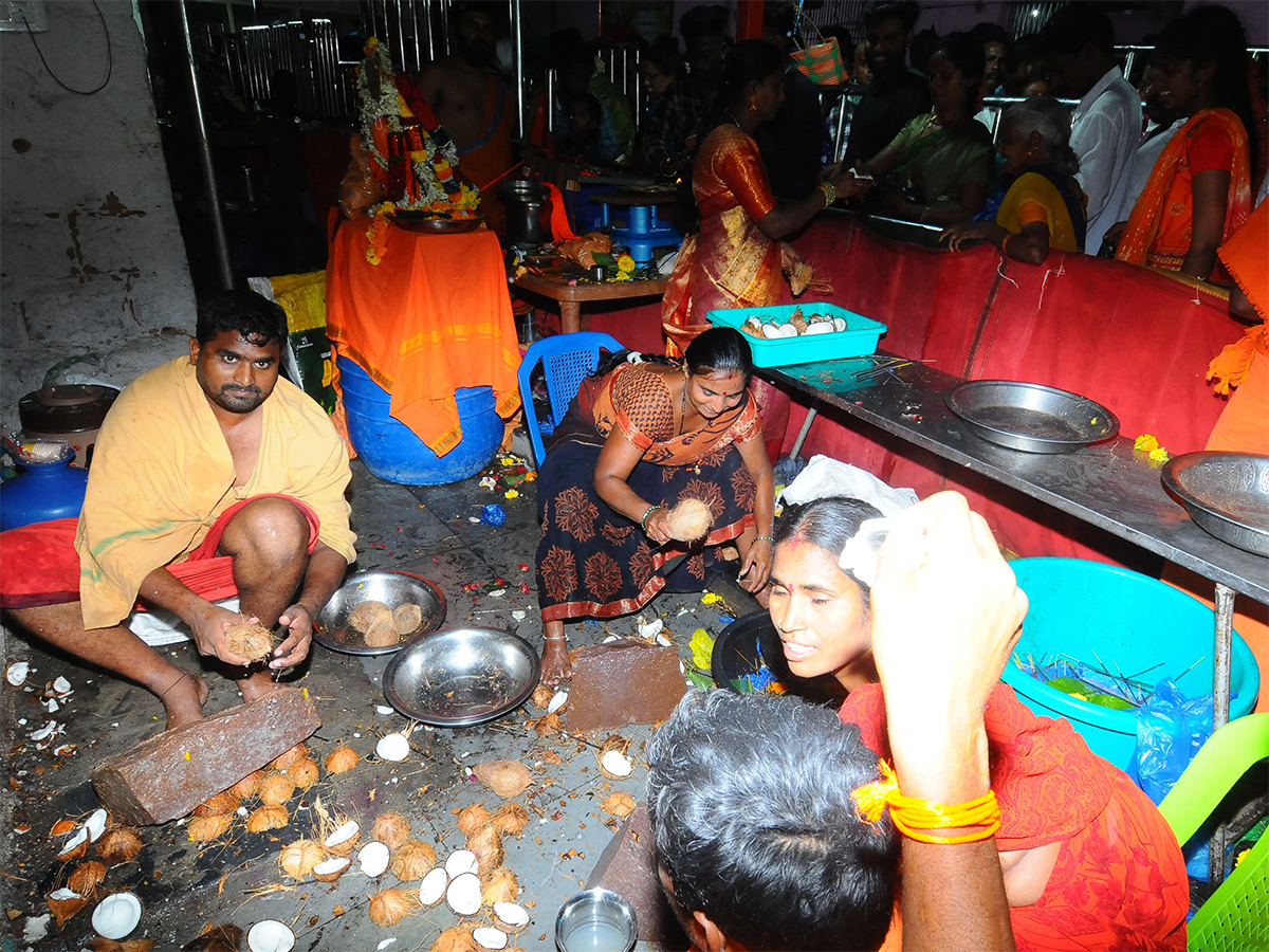 గూగూడు కుళ్లాయిస్వామి క్షేత్రం భక్తజన సాగరం (ఫొటోలు) | Muharram 2025, Huge Devotees At Gugudu ...